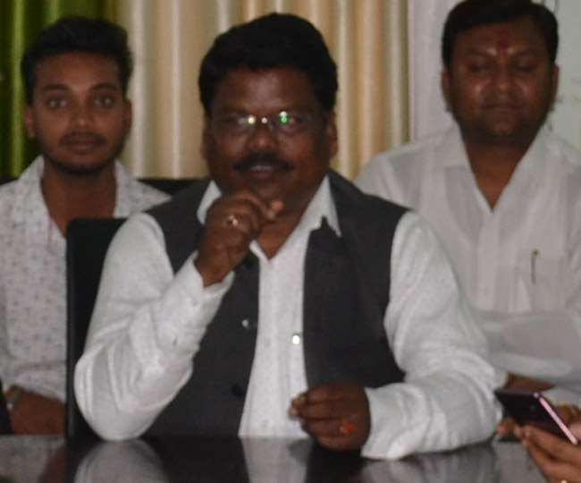 झामुमो ने बाघमारा विधायक की फरारी पर कसा तंज, कहा- ढुलू जैसे अपराधी को ...