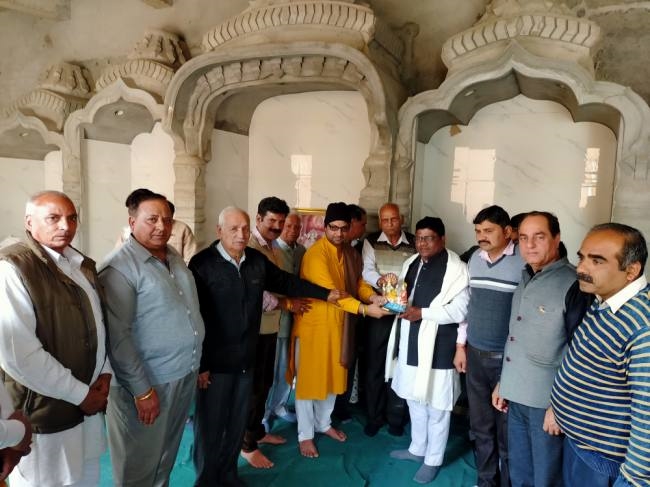 जिला पार्षद मास्टर रति राम को मंदिर समिति ने किया सम्मानित - district ...