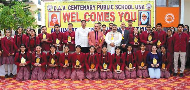 डीएवी सेंटेनरी स्कूल ऊना ने वार्षिक समारोह में सम्मानित किए मेधावी ...