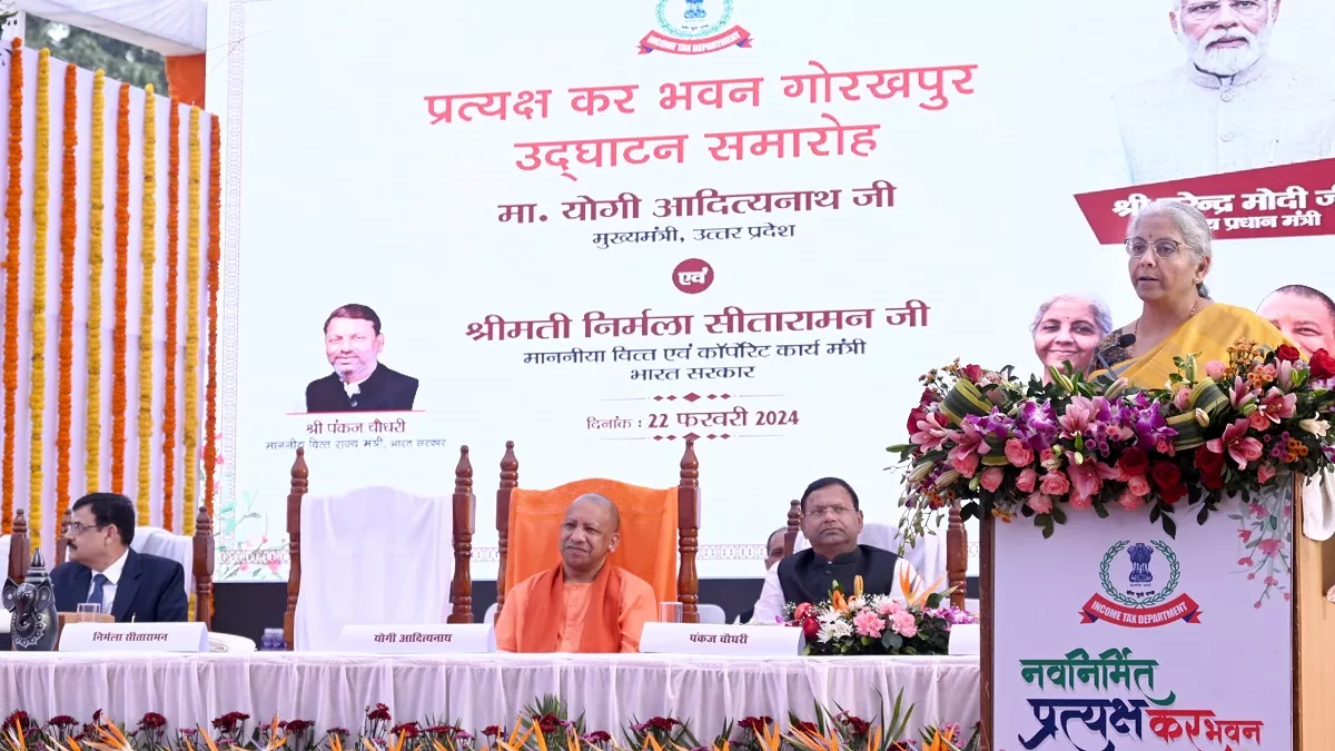 गोरखपुर पहुंची निर्मला सीतारमण ने कई बार की सीएम योगी की तारीफ, बताया ...