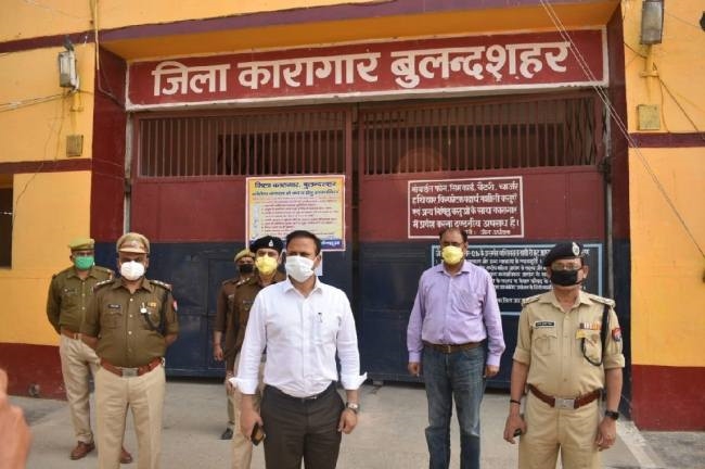 जिला कारागार में पहुंचे डीएम, नए बंदी रहेंगे अलग - DM arrives in ...