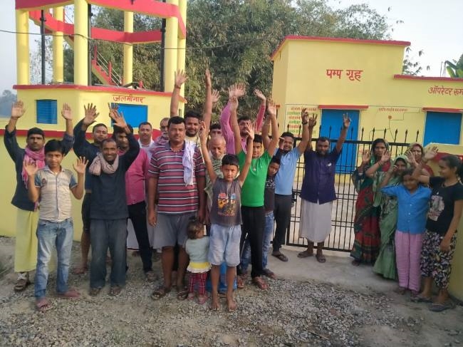 सकरा में जलमीनार के गेट पर ताला लगा किया प्रदर्शन - Demonstration by ...