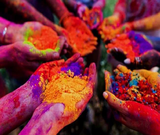 Holi 2021: चुकंदर और फूलों के रस से समूह की महिलाएं बना रही हर्बल अबीर ...