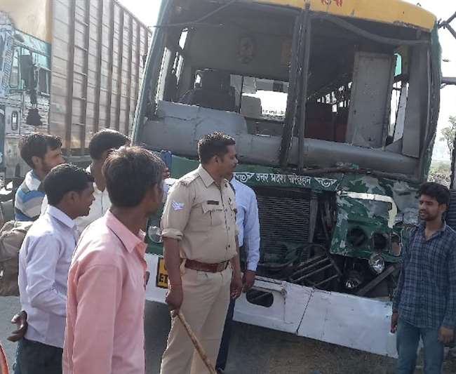 कन्नौज में जीटी रोड पर हादसा कंटेनर ट्रक से टकराई गाजियाबाद रोडवेज डिपो ...