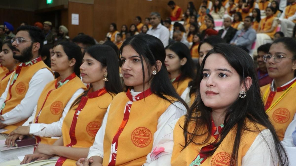 पंजाब यूनिवर्सिटी में ड्रेस कोड लागू, दिल्ली की फर्म से बनवाई गई ड्रेस ...