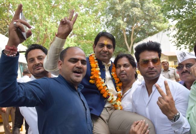 वाल्मीकि मंदिर में दर्शन कर नामांकन करने पहुंचे बृजेश गोयल