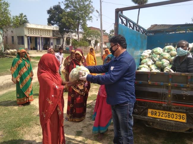 गरीबों के बीच राहत सामग्री का वितरण - Distribution of relief material ...