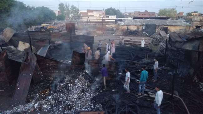 लकड़ी की टाल में आग लगने से लाखों का माल स्‍वाहा Bareilly News ...