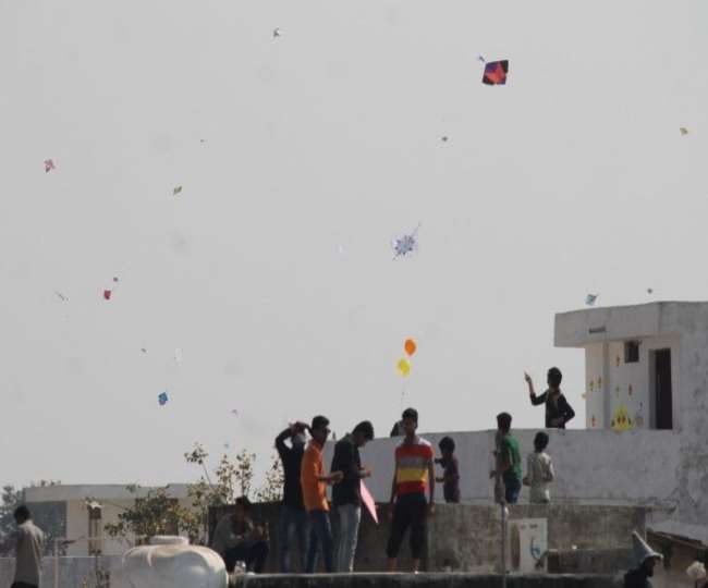 पतंगबाजी के चक्‍कर में भिड़ गए दो गुट, हुआ जमकर पथराव - Dispute between ...