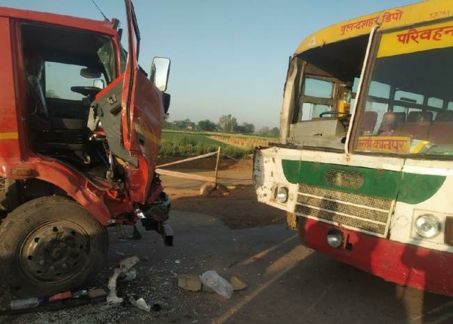 बस और ट्रक की टक्कर में 20 घायल - 20 injured in bus and truck collision ...