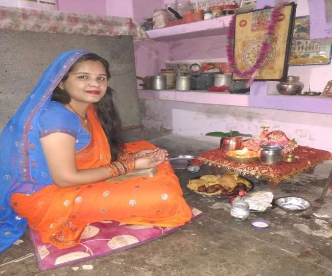 Lockdown में पति की लंबी उम्र के लिए महिलाओं ने रखा वट सावित्री व्रत ...
