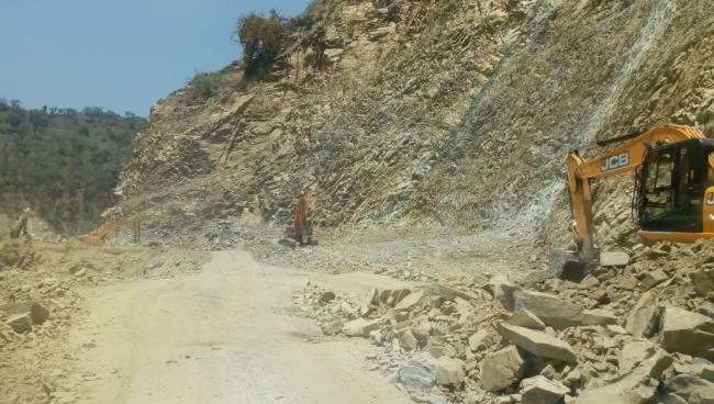 जान जोखिम में डाल पांच मशीनों से 120 दिन में पांच ऑपरेटरों ने काटी 110 ...