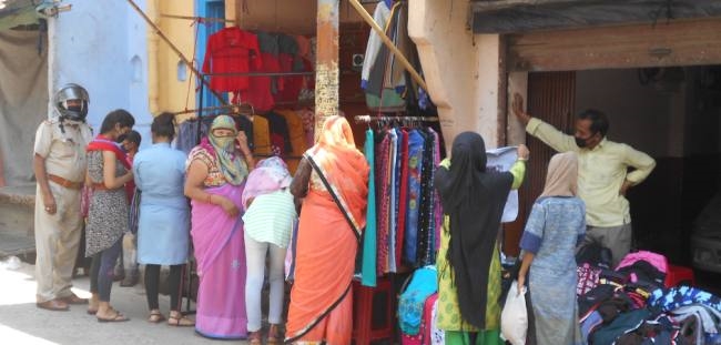 शहर में काफिले के साथ निकले डीएम, एसपी - DM, SP went out with convoy in ...