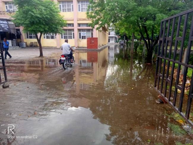 सुबह हुई बरसात, मौसम हुआ सुहावना - It was rainy in the Friday morning ...