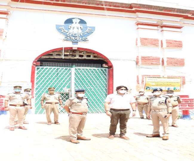 Inspection of Naini Jail: प्रयागराज के डीएम व एसएसपी ने जेेेल की ...