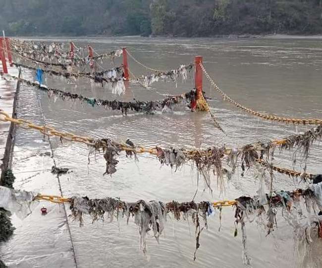 ऋषिकेश में गंगा का पानी उतरा तो सामने आई बदहाल तस्वीर, पढ़ि‍ए पूरी खबर ...