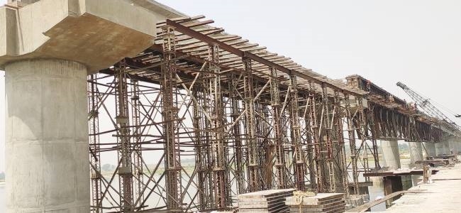 पीपे का पुल खुलने के बाद नाव के सहारे होगा फतेहपुर से आना-जाना - after ...