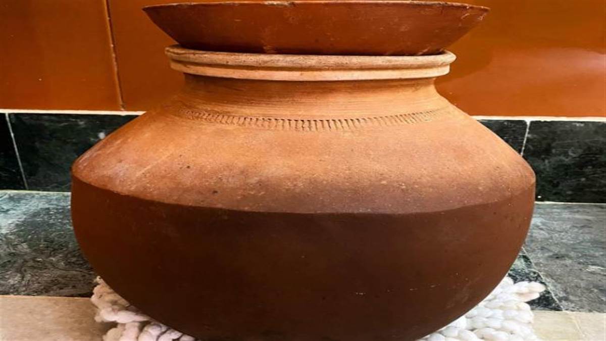 Vastu Tips: घर की इस दिशा में रखें मिट्टी का घड़ा या सुराही, कभी खाली ...