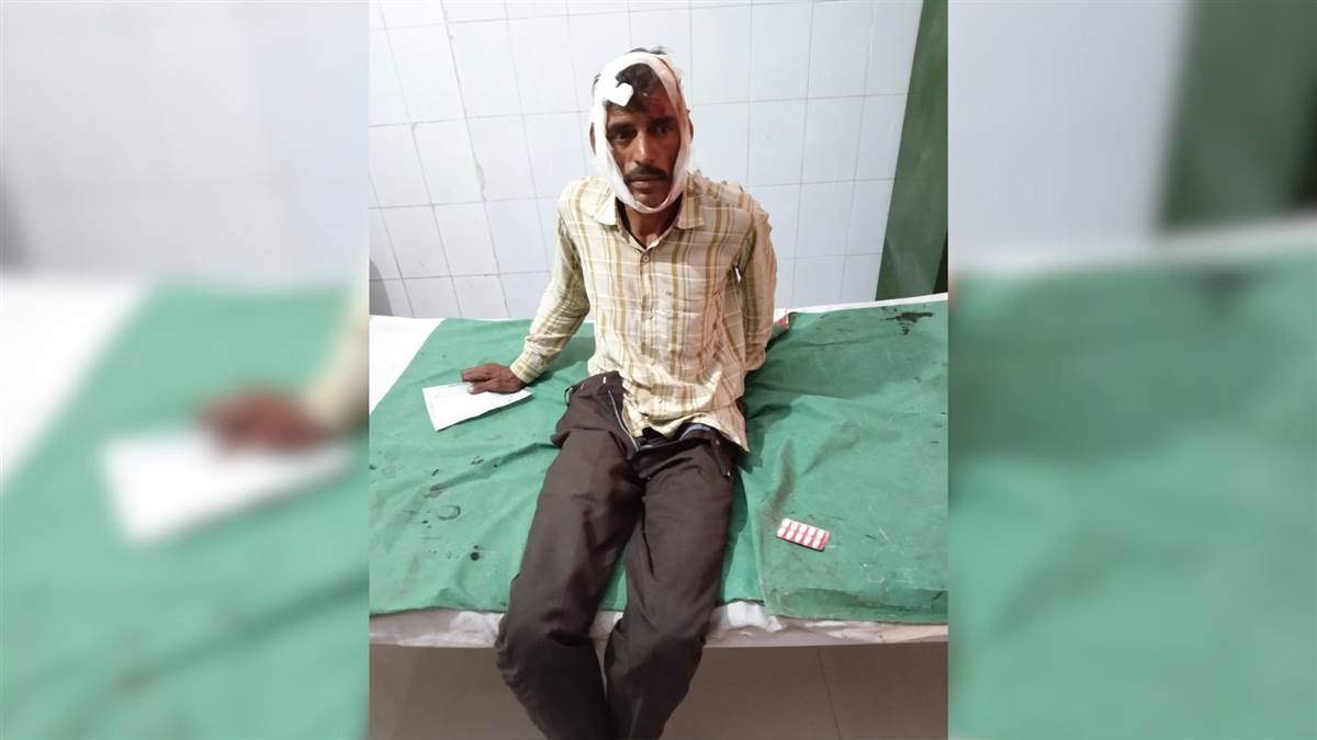 12582 New Delhi-Banaras SF Express: चलती ट्रेन से यात्री गिरने से मची ...