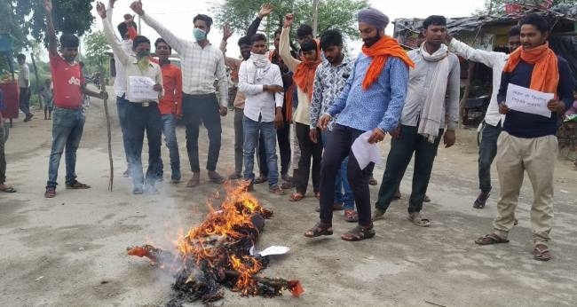 भाजपाइयों और अधिवक्ताओं ने फूंका चीन के राष्ट्रपति का पुतला - भाजपाइयों ...