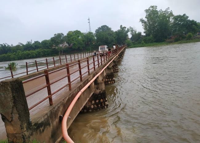 अदवा बांध का जलस्तर बढ़ा पांच हजार क्यूसेक छोड़ा पानी - Water level of ...
