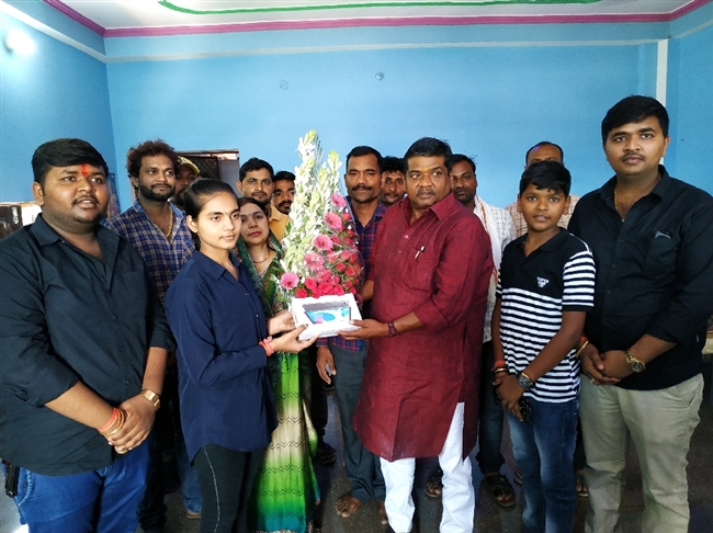 यूपी टापर को टैबलेट देकर किया सम्मानित - Photo) UP topper of Inter ...