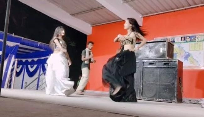 धारा 144 की उड़ाई गईं धज्जियां, नर्तकी के ठुमके पर रात भर झूमे लोग ...