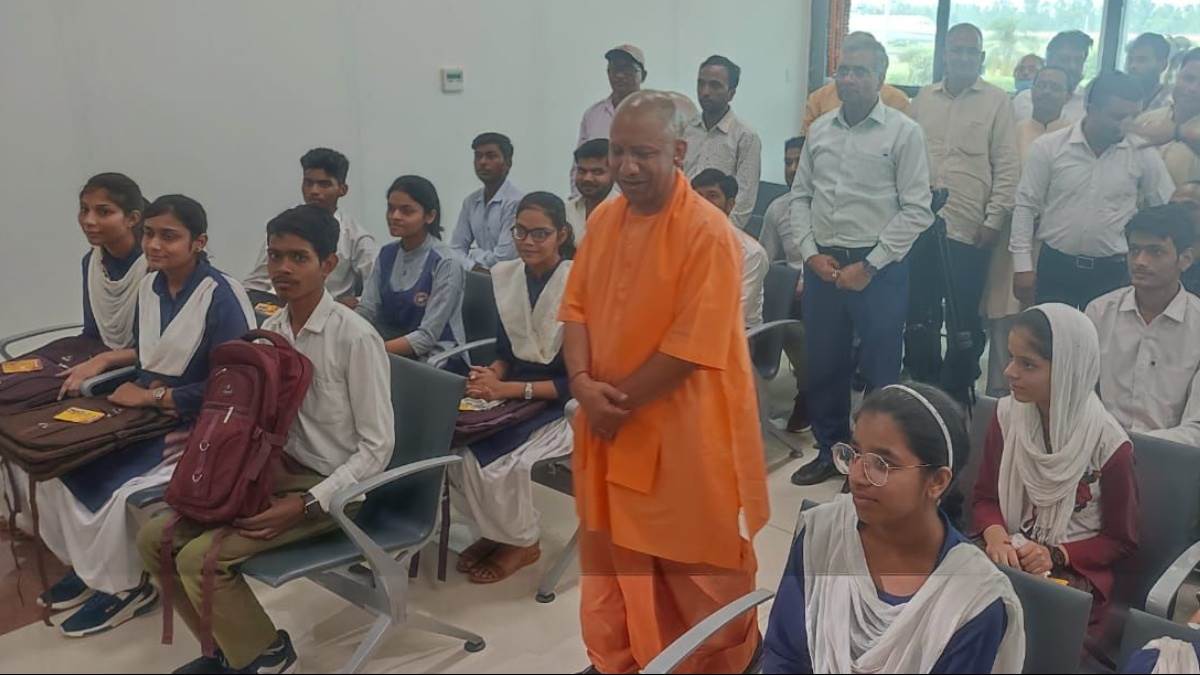 UP Board 12th Topper जतिन राज ने पूछा, राजनीति में आने के लिए क्या करना ...