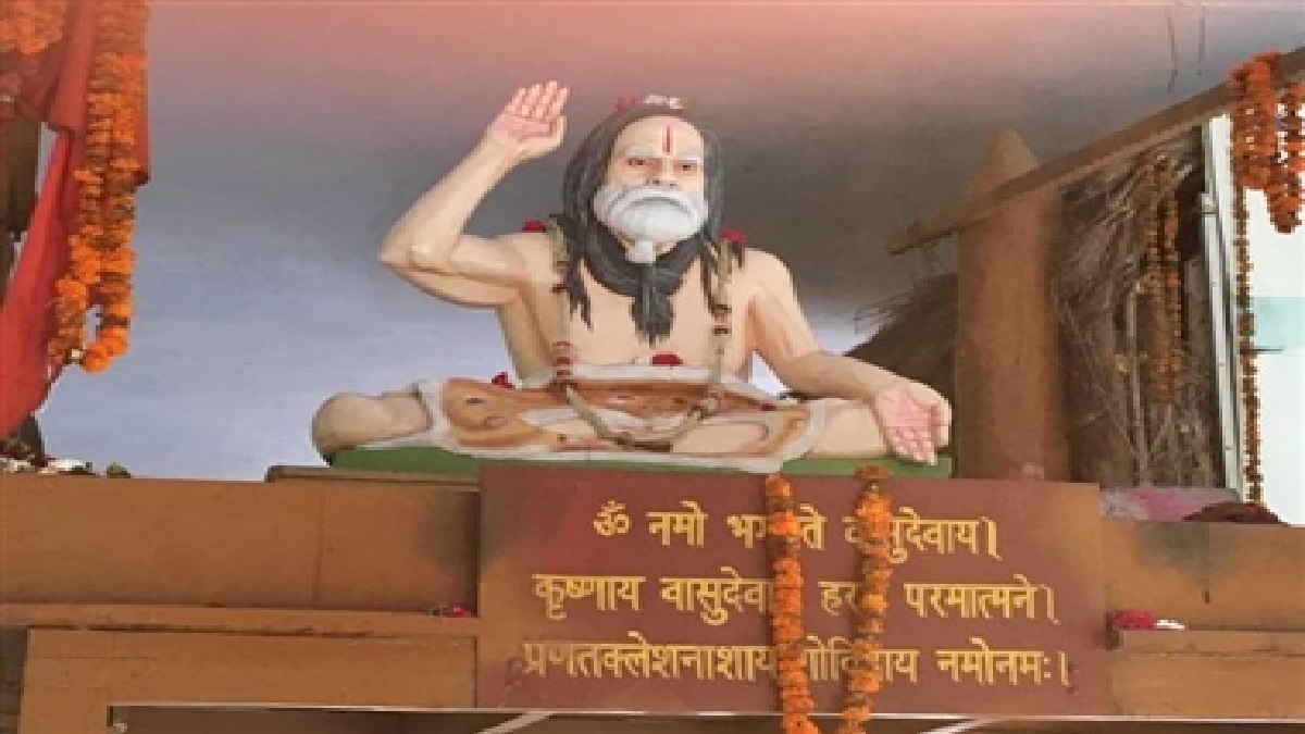 कौन हैं यूपी के देवरहा बाबा, जिनका आशीर्वाद पाकर प्रसन्न हो जाती थीं ...