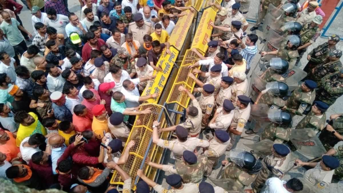 Manohar Murder Case: रुमित ठाकुर ने समर्थकों सहित धारा 144 तोड़ने का किया प्रयास, पुलिस ने बल ...