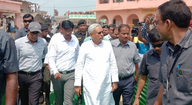 बाढ़ का खतरा टला नहीं, अधिकारी और जनप्रतिनिधि रहें सतर्क : मुख्यमंत्री