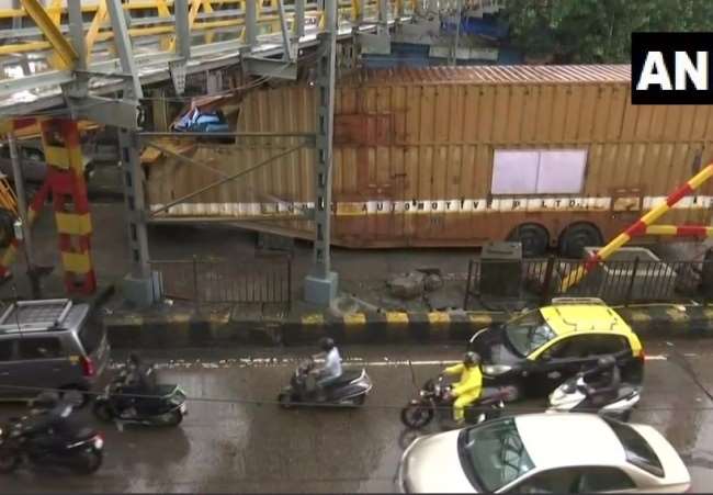 Maharashtra: मुंबई के King's Circle Railway Bridge के नीचे फंसा ट्रक ...