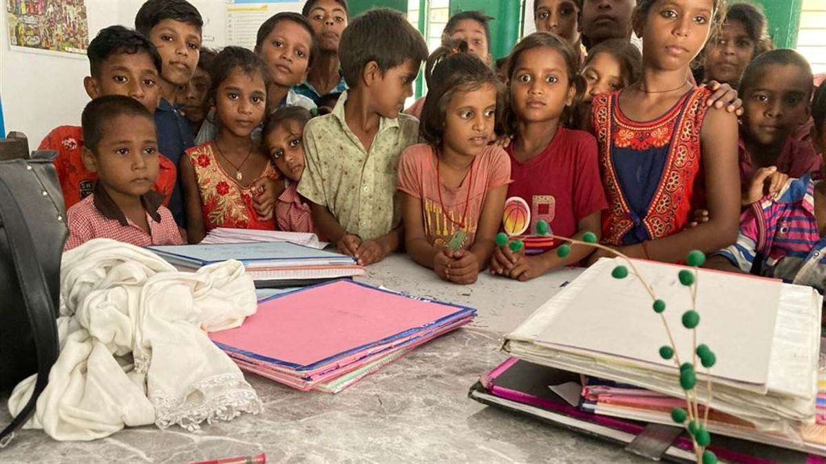 अतीत के पन्नों में खोज रहे भविष्य - Advisory : ... here is a new class ...