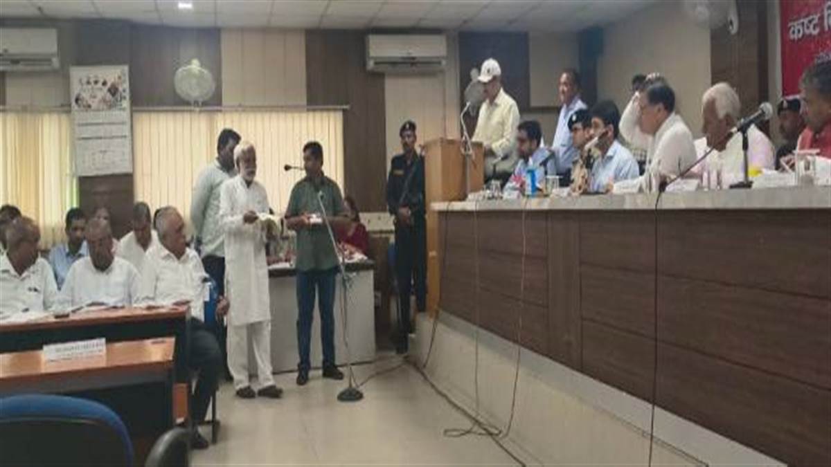 समाधान में देरी पर छलका शिकायतकर्ता का दर्द, बोले-भेड़ ने दूध दिया ...