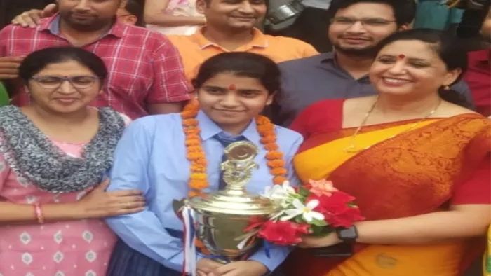 CBSE 10वीं Topper: 500 में से 500 नंबर लाने वाली दिया ने खोले टॉपर बनने ...