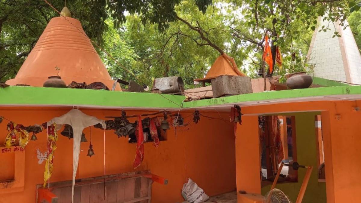 Sawan 2022: सीतापुर के मुल्लाभीरी शिव मंदिर में चढ़ावे में चढ़ती सिर्फ ...