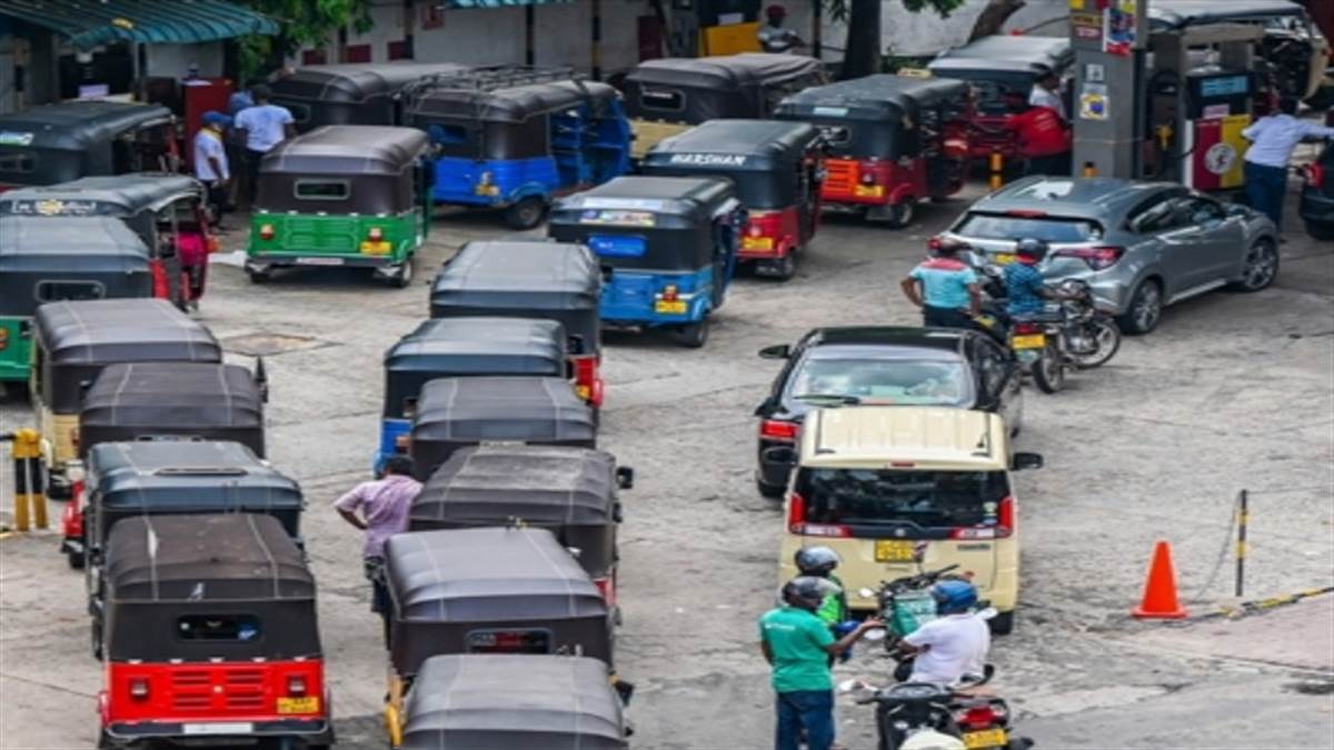 Sri Lanka crisis: श्रीलंका में सुधर नहीं रहे हालात, ईंधन के लिए कतार ...
