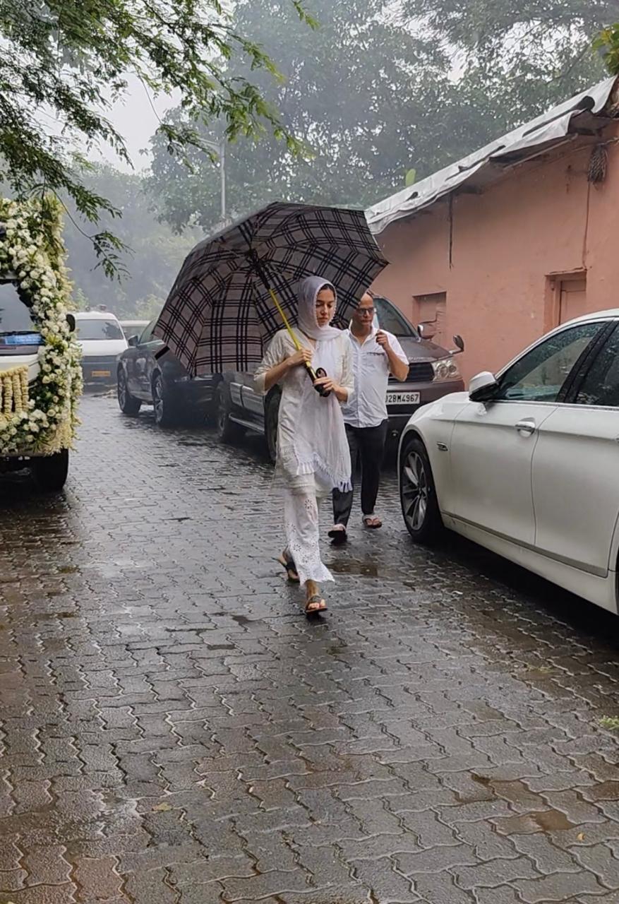 निधन के चार दिन बाद कृष्ण कुमार की बेटी Tishaa Kumar का हुआ अंतिम ...