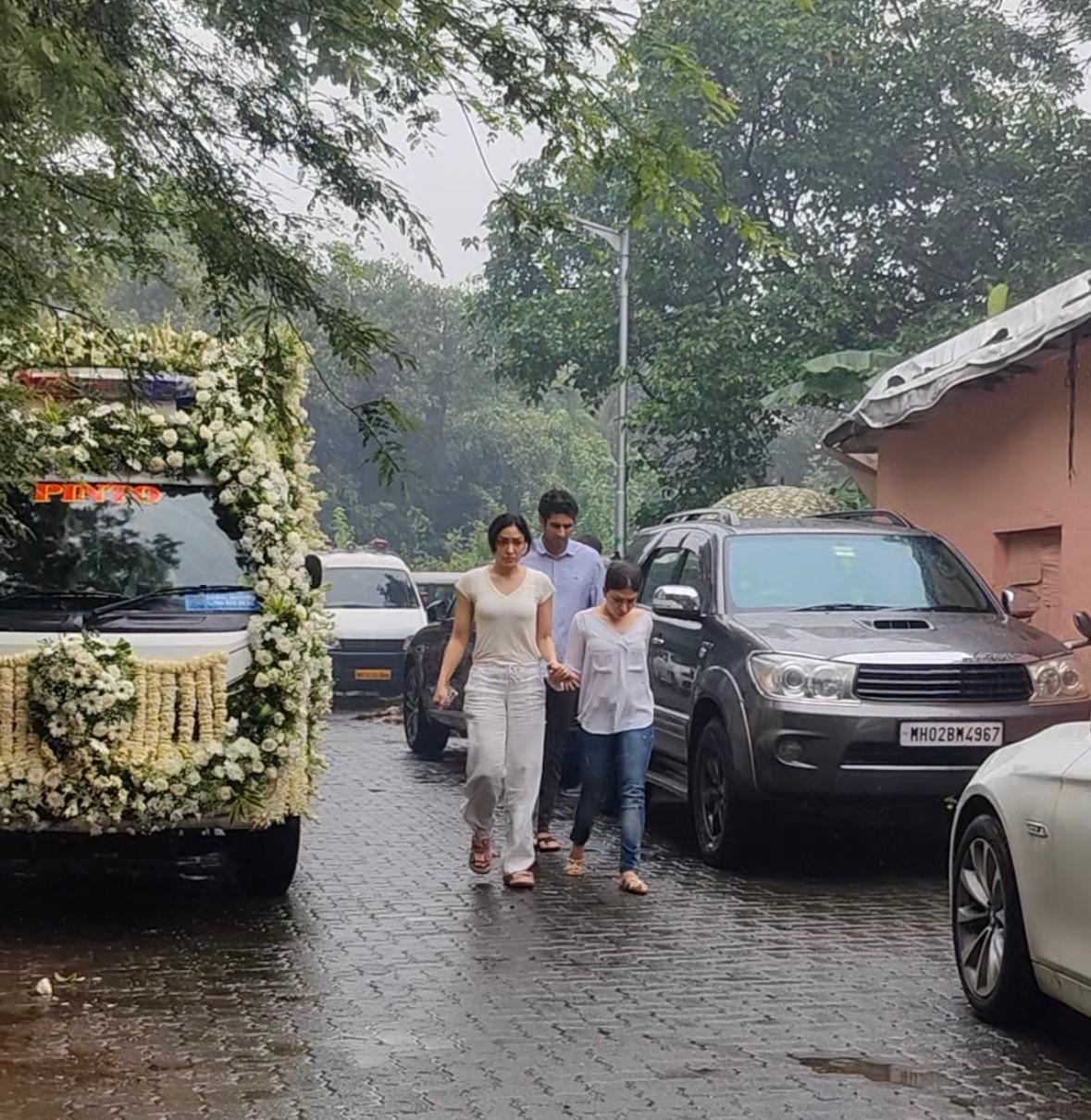 निधन के चार दिन बाद कृष्ण कुमार की बेटी Tishaa Kumar का हुआ अंतिम ...