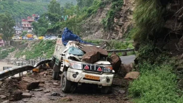 हिमाचल में चलती गाड़ी पर भूस्खलन, घायलों के बाहर निकलते ही पहाड़ी से आ ...