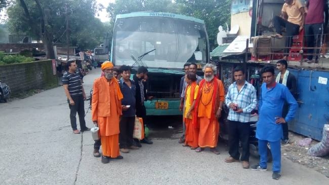 दुनेरा पहुंचते ही खराब हुई पंजाब रोडवेज की बस, मणिमहेश यात्री हुए परेशान