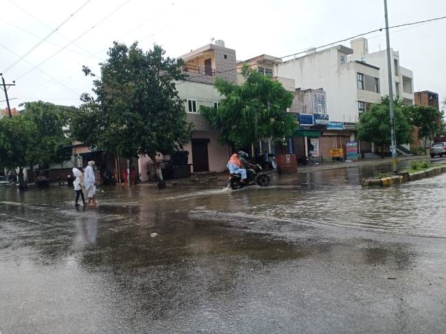 झमाझम बरसात से कालोनियों में जलभराव, निकासी के दावे फेल - heavy ...