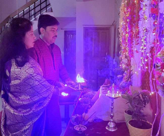 Koderma DC ने खुद गढ़ी गणेश प्रतिमा धूमधाम से की पूजा; देखें तस्‍वीरें ...