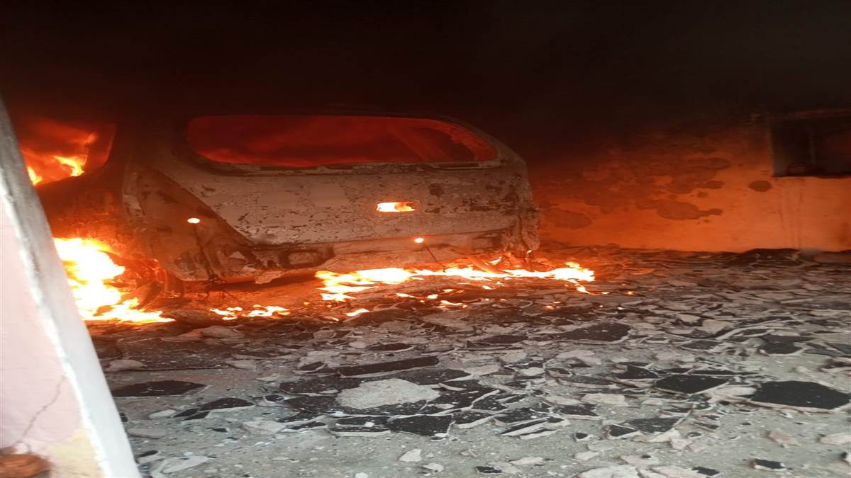वायरिंग में शार्टसर्किट से कार में लगी आग - Car fire due to short ...