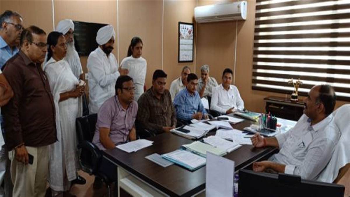 बेसहारा पशुओं के मुद्दे पर उपायुक्त कार्यालय और नगर निगम में जमकर ...