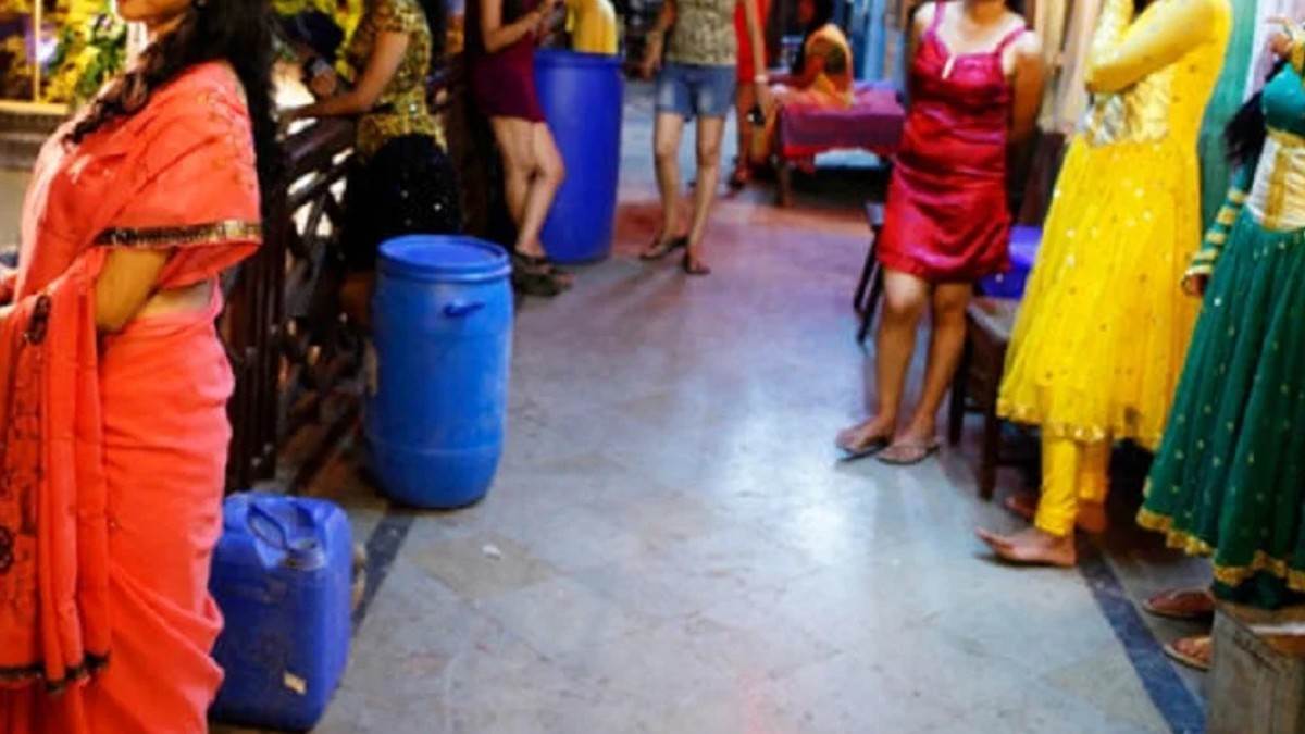 बिहार: प्रेमनगर रेड लाइट एरिया से पकड़ी गई 23 महिला और चार पुरुष ...