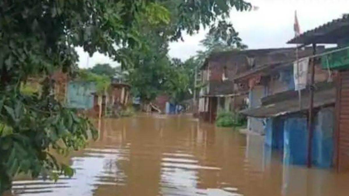 Jamshedpur Flood: आदित्यपुर में बाढ़ से स्थिति बेहाल, करीब 400 घर हुए ...