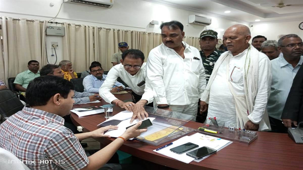 वाराणसी डीएम की जनसुनवाई में सार्वजनिक संपत्ति पर कब्जा की शिकायत ...