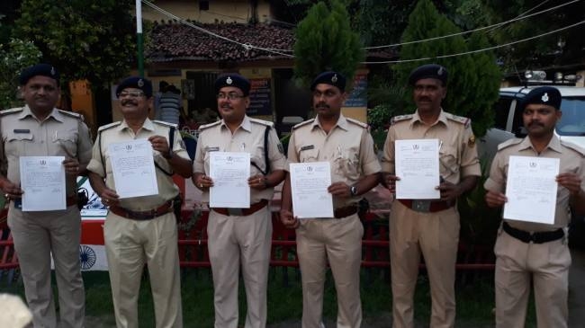आधा दर्जन पुलिसकर्मी पुरस्कृत - awarded