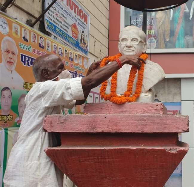 चंदौली में केएन गोविंदाचार्य ने पं. दीनदयाल उपाध्‍याय की प्रतिमा पर ...